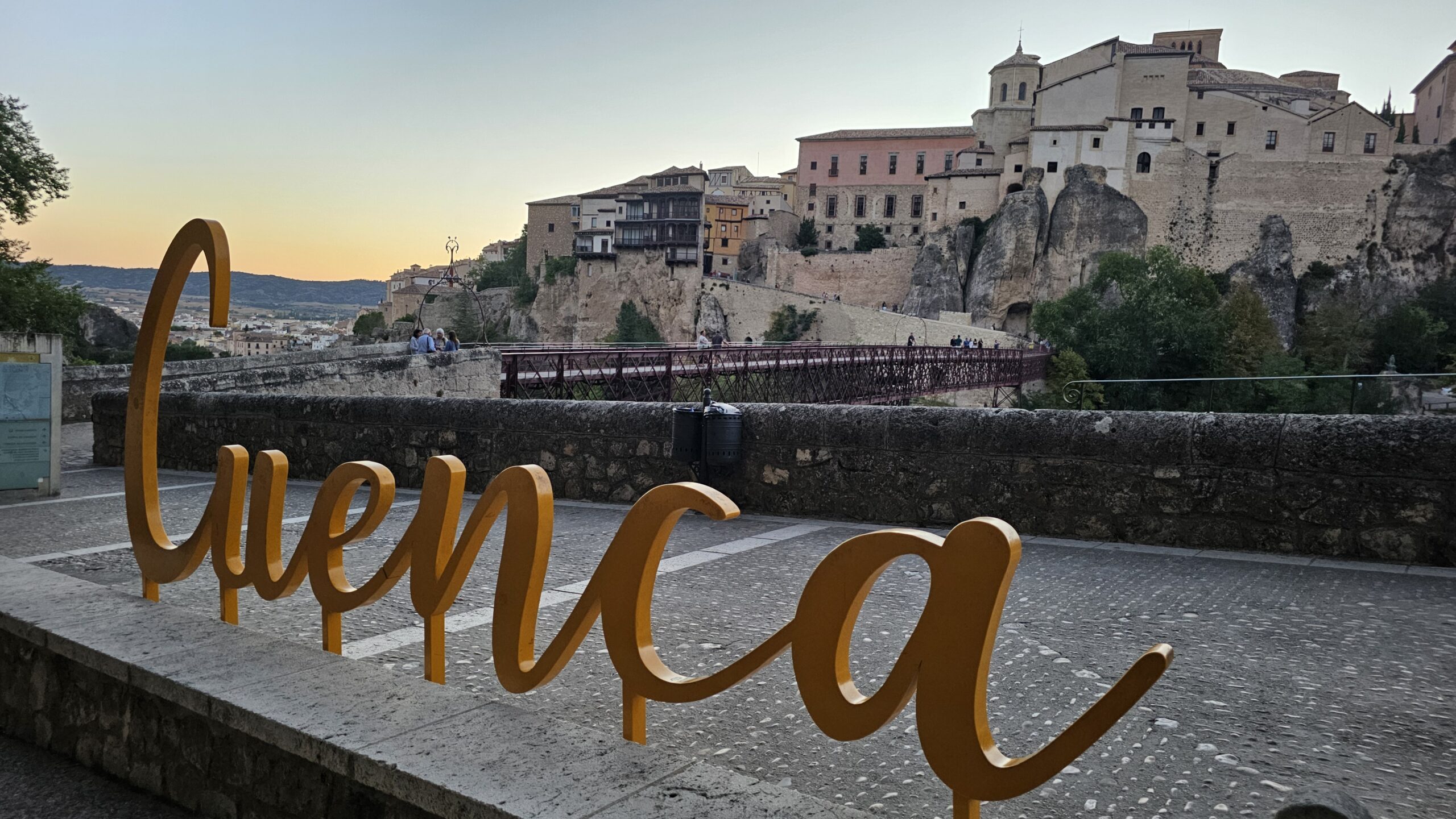 Las letras de Cuenca frente a las casas colgantes